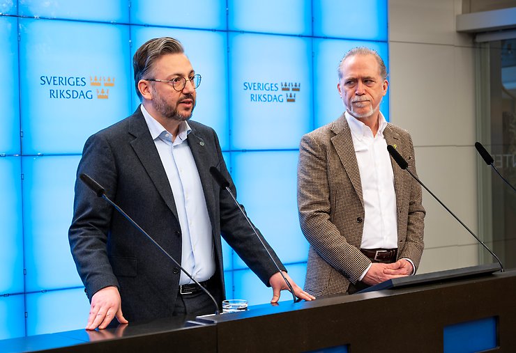 Centerpartiet och Miljöpartiet kräver att statsministern bjuder in till partiledarsamtal om ...